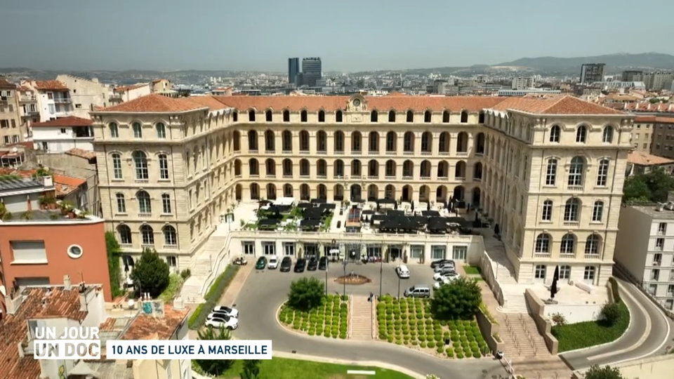 Un jour, un doc : 10 ans de luxe à Marseille 14-04-2025- M6+